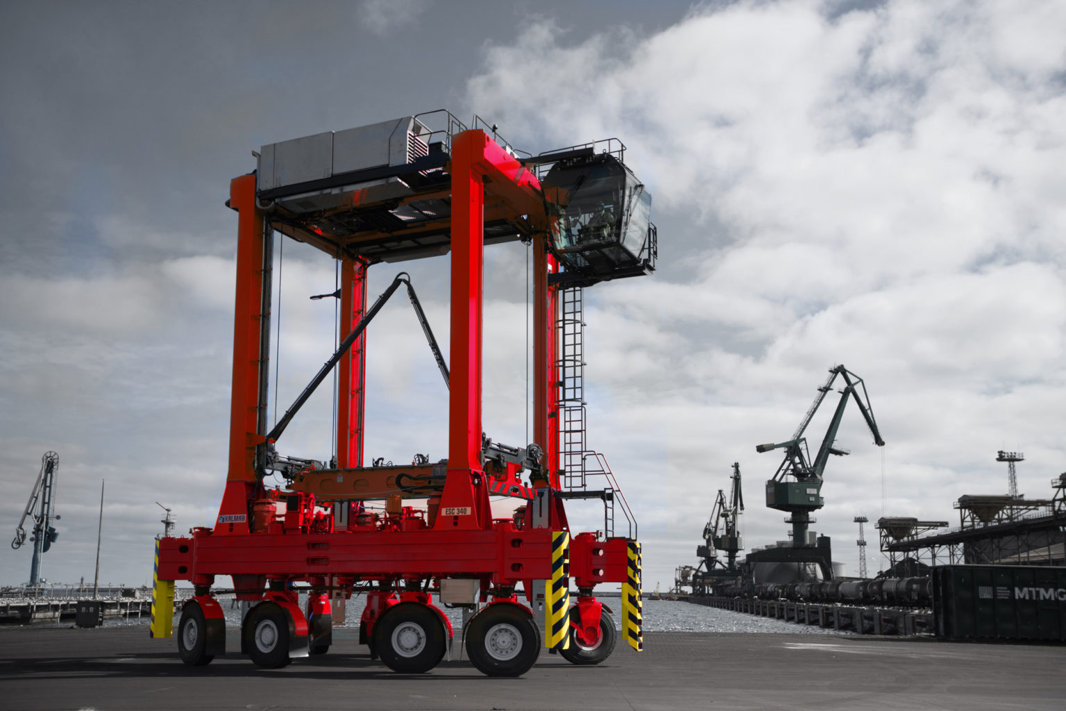 Find A Distributor Blog Reachstackers, Straddle Carriers for Tropical Shipping - Find A ...